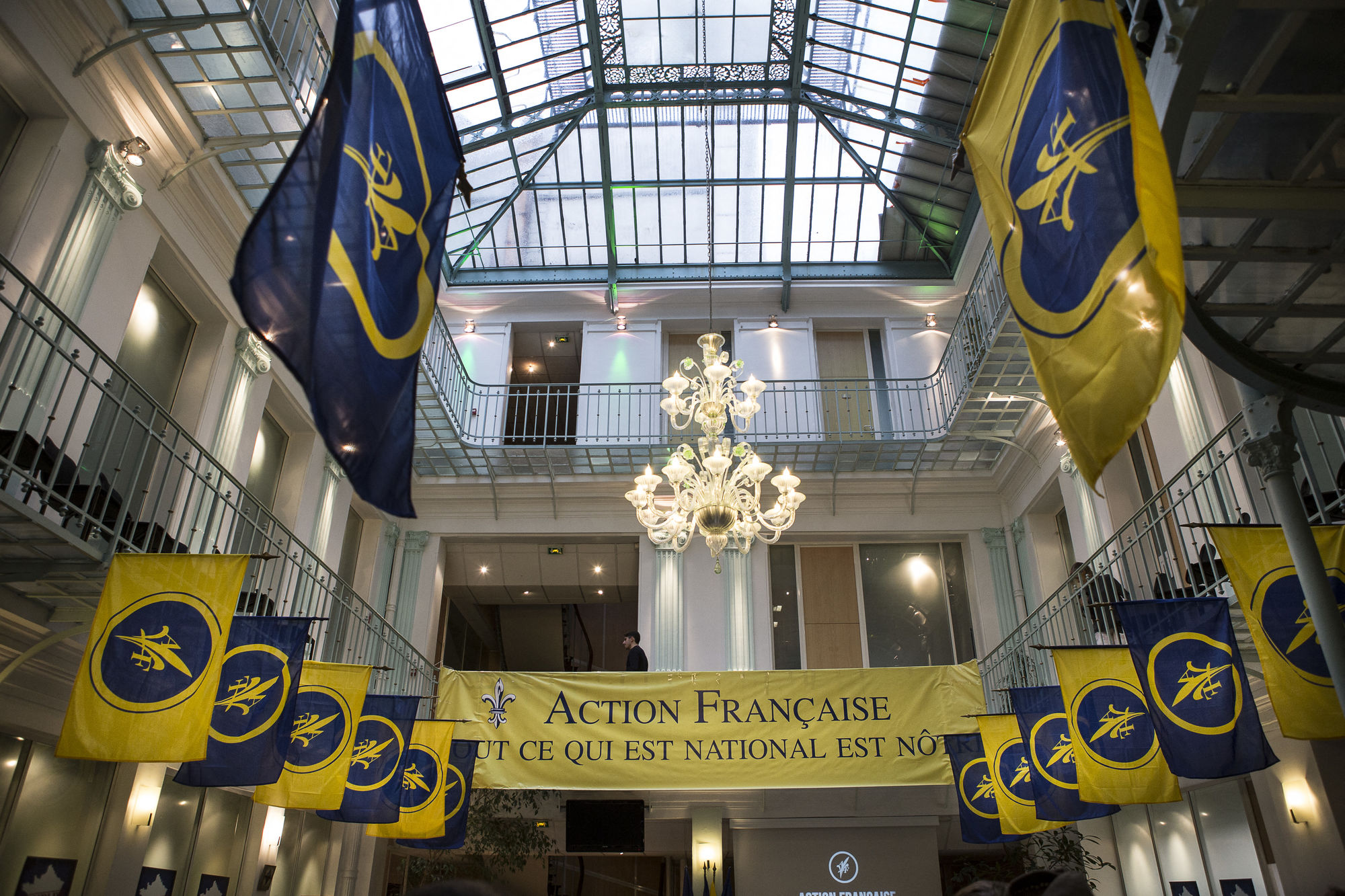 6 mois au sein de l'Action Française (Yann Castanier) | hanslucas.com