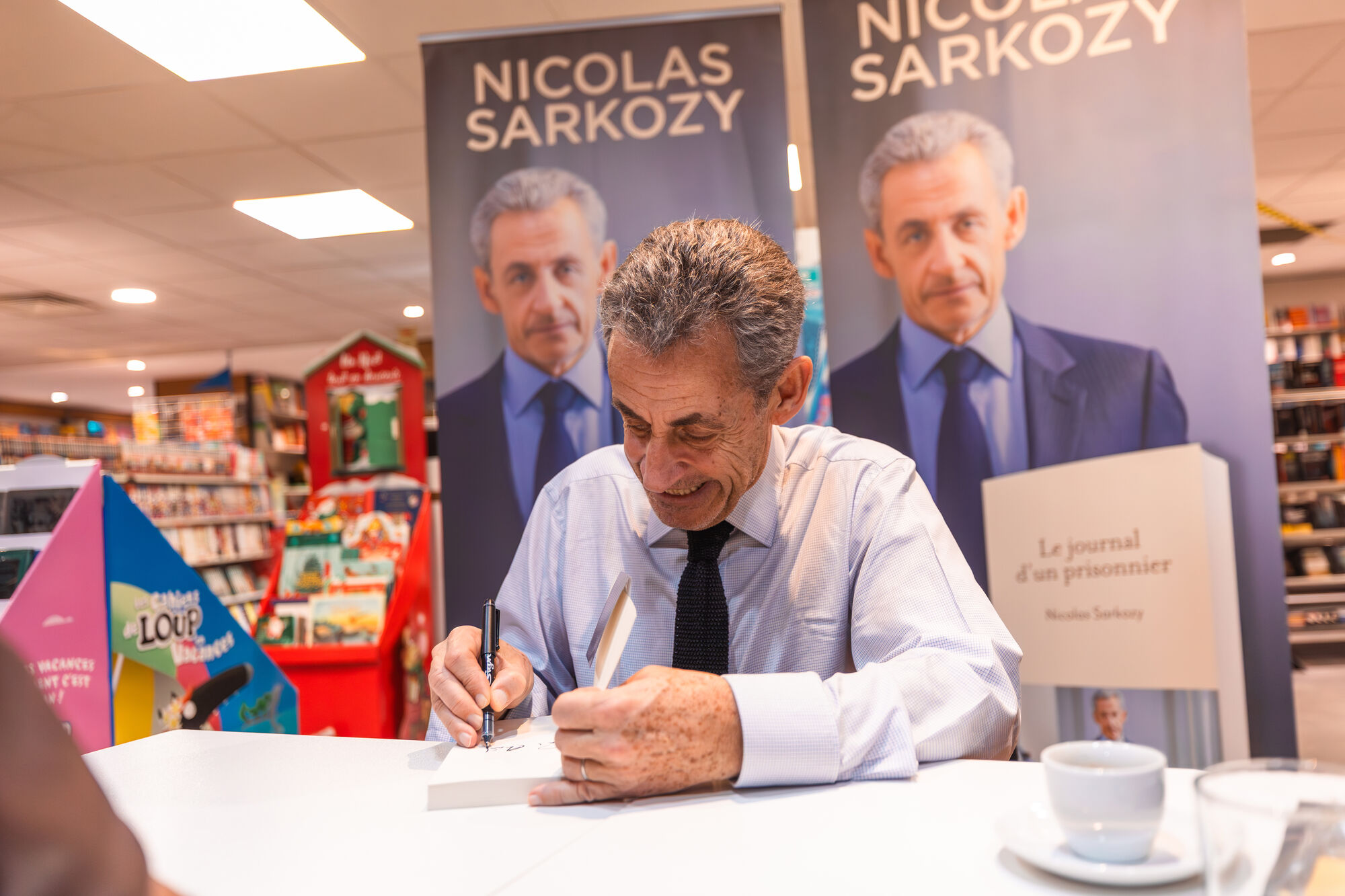 NICOLAS SARKOZY EN SEANCE DE DEDICACES POUR "LE JOURNAL D'UN PRISONNIER ...