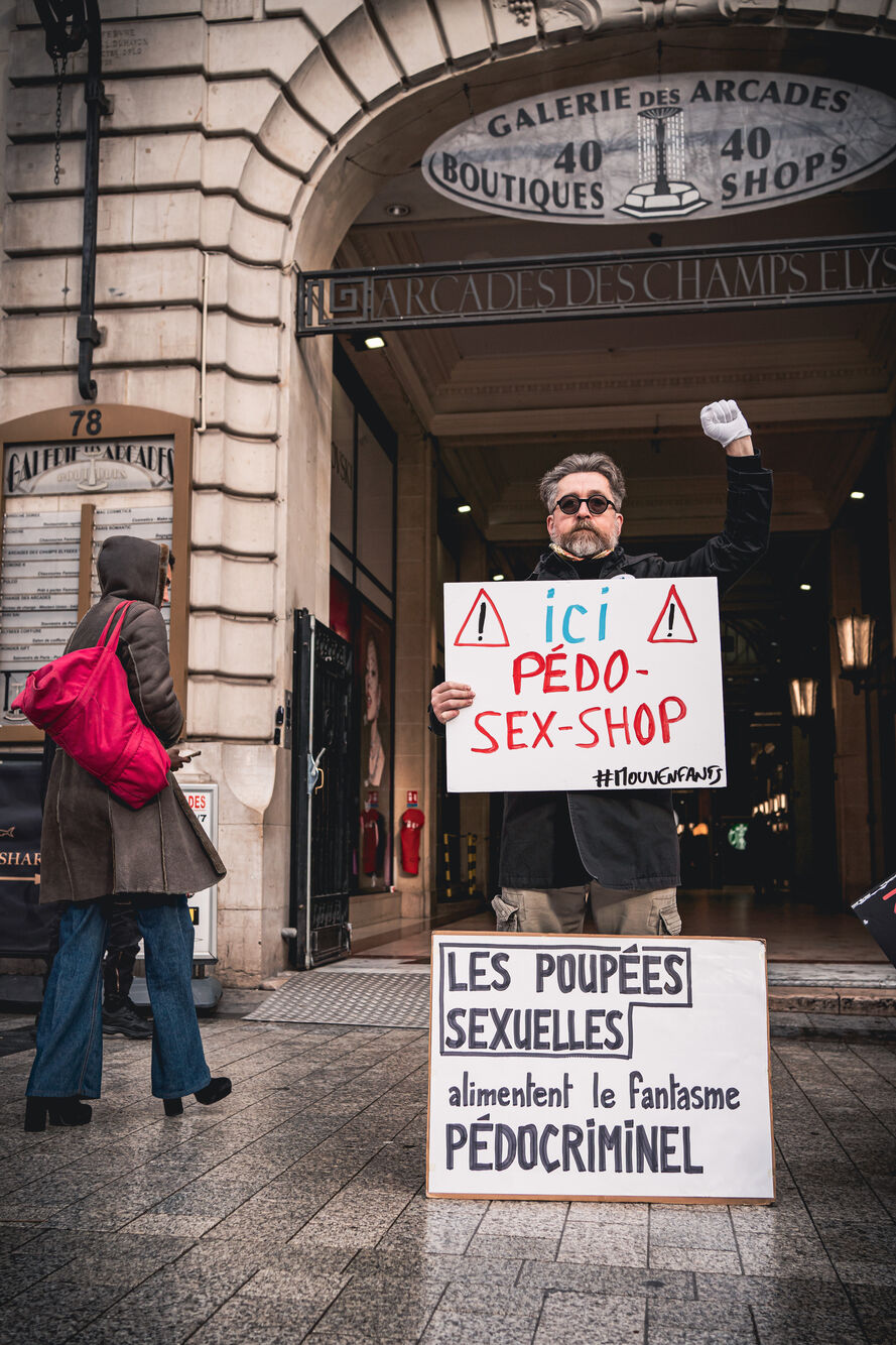Action de Mouv'enfants contre l'entreprise Sexy Dolls - Paris - 14 ...