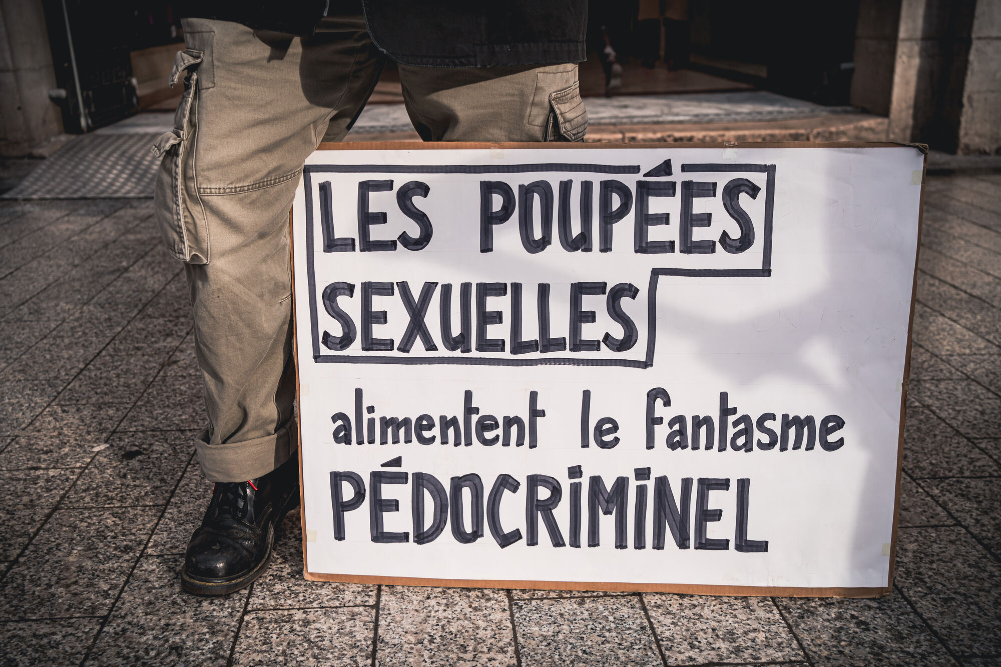 Action de Mouv'enfants contre l'entreprise Sexy Dolls - Paris - 14 ...