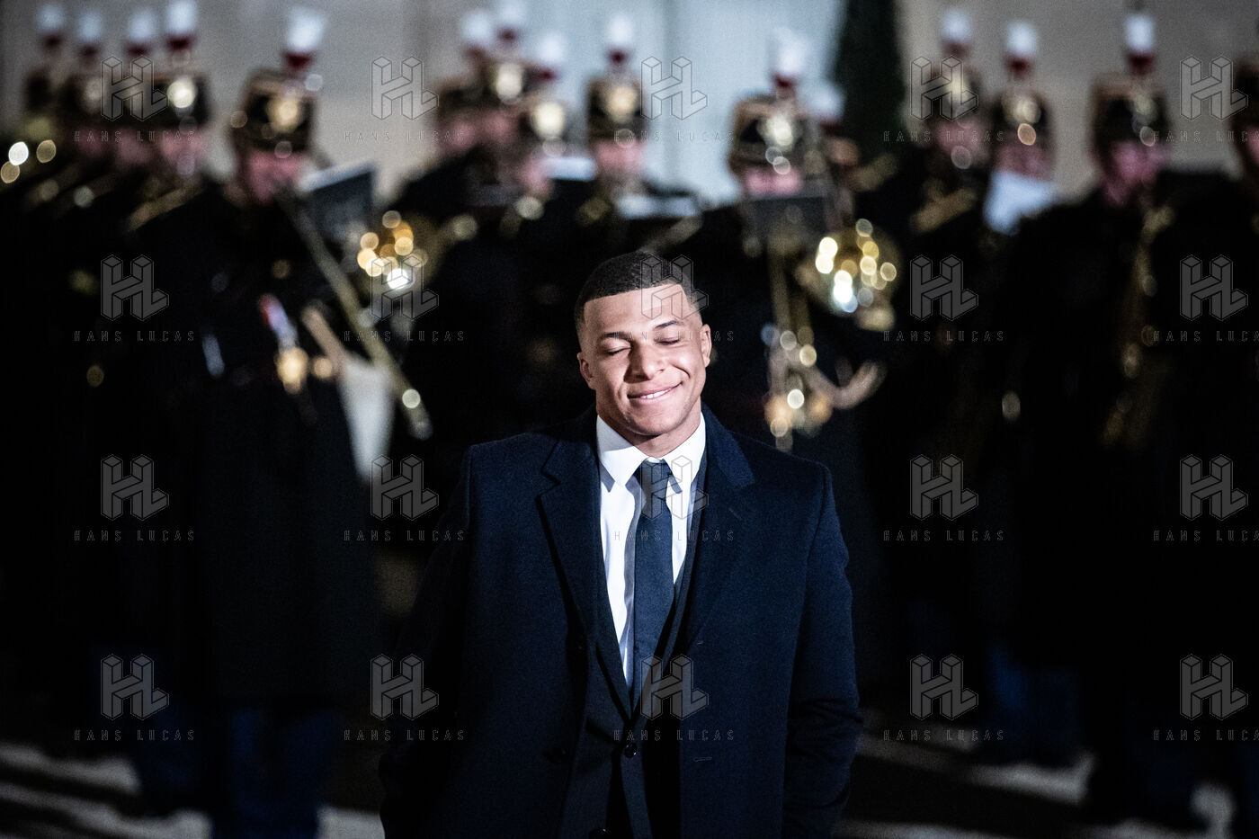 LE PRÉSIDENT FRANÇAIS DONNE UN DÎNER D'ÉTAT EN L'HONNEUR DE L'ÉMIR DU ...