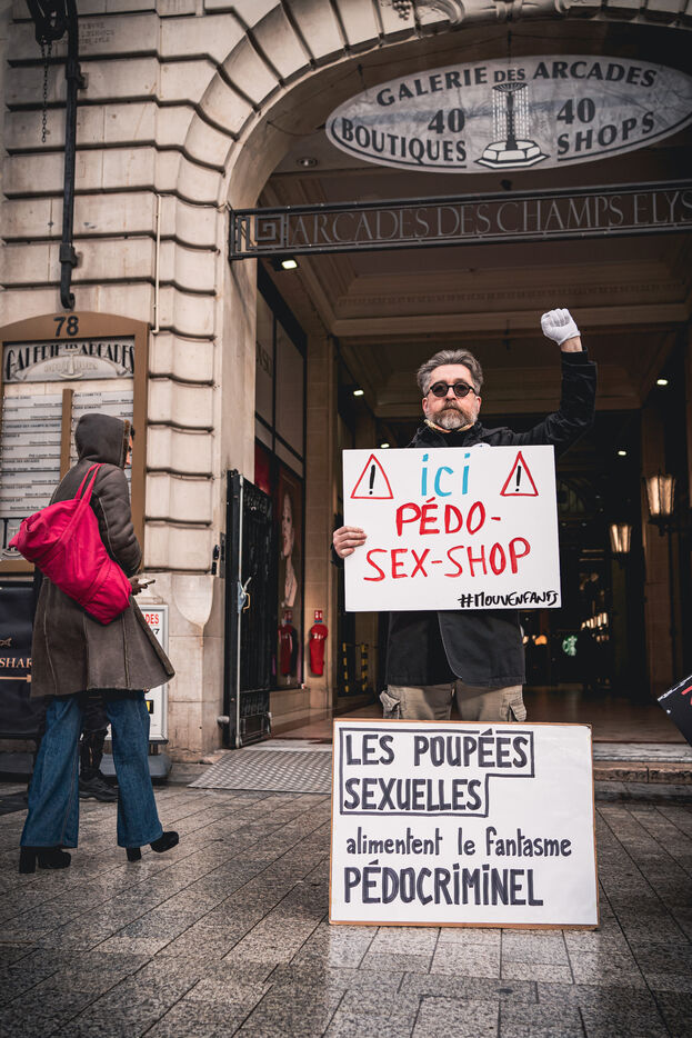 Action de Mouv'enfants contre l'entreprise Sexy Dolls - Paris - 14 ...