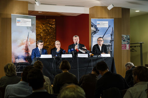 Conférence de presse par les équipes du Diocèse de Paris (Denis Meyer ...