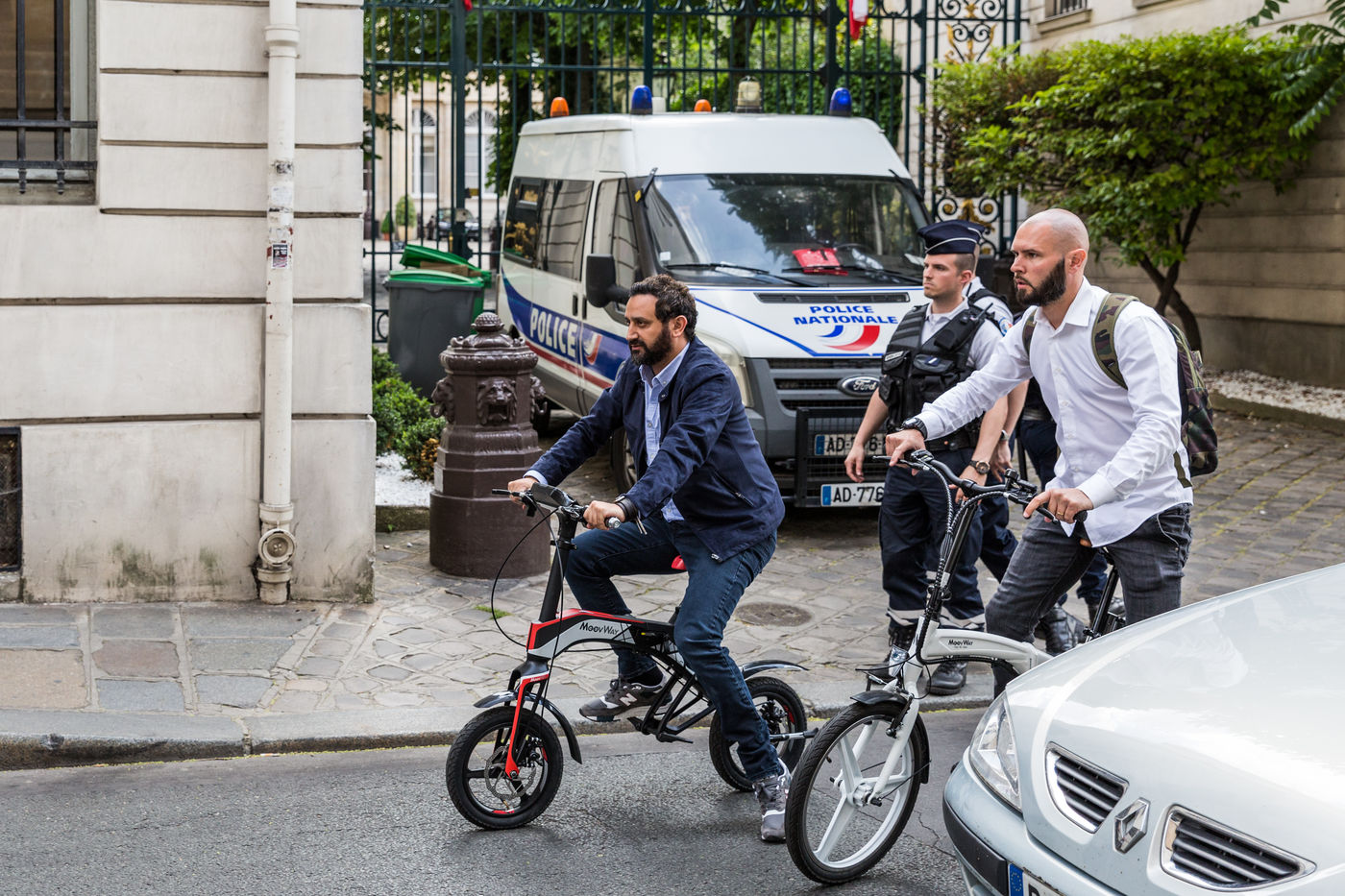 L'ANIMATEUR CYRIL HANOUNA ARRIVE SUR UN PETIT VÉLO À UN RENDEZ-VOUS ...